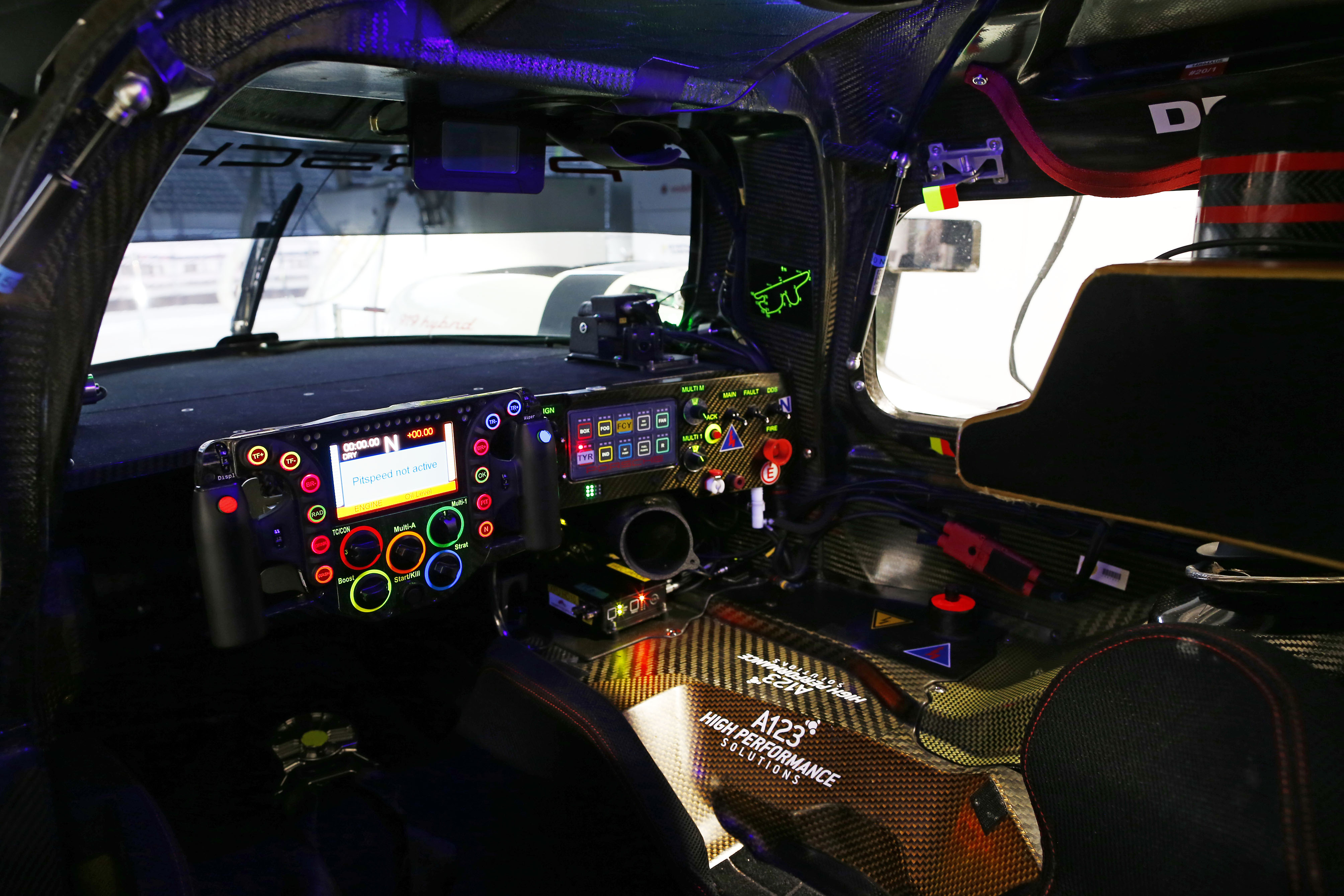 The steering wheel of the Porsche 919 Hybrid – a multifunctional ...